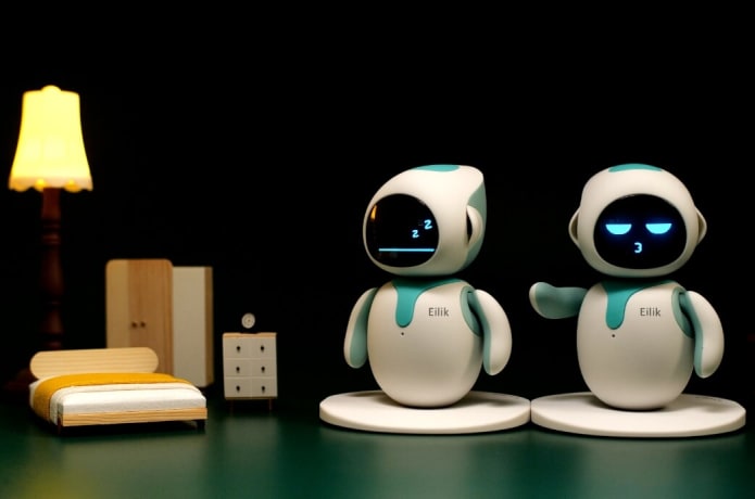 Eilik - A small robot with natural expressions: happy, angry, sad ...